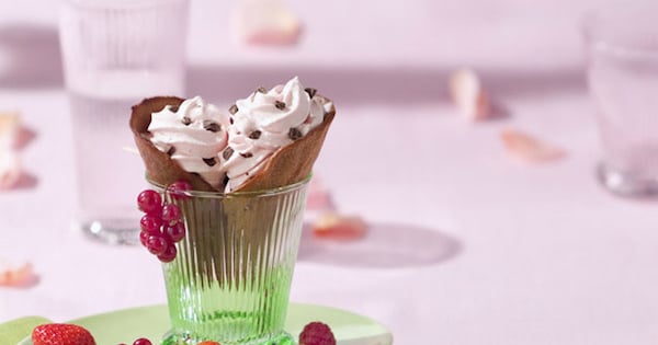 Cornets Chocolatés, Mousse de Fruits Rouges et Copeaux de Chocolat