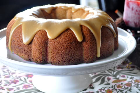 GÂTEAU-POUDING AUX POMMES, SAUCE AU CARAMEL