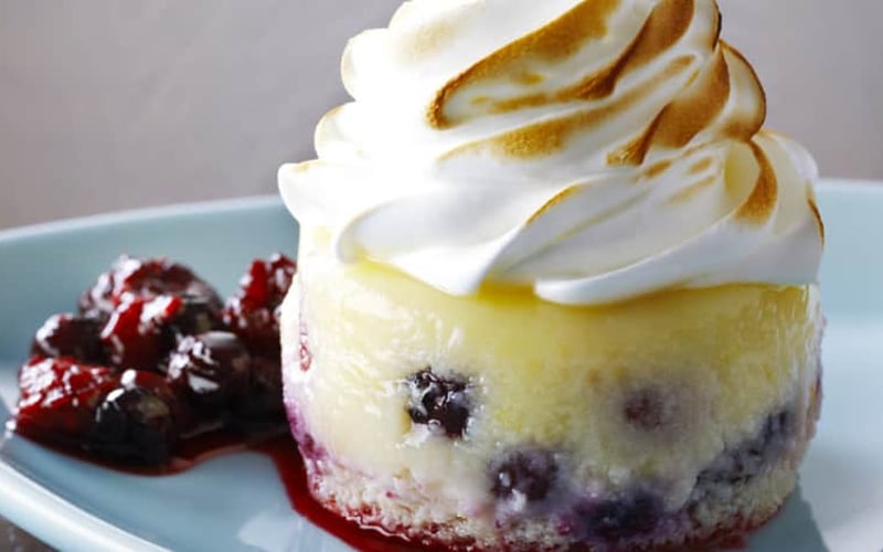 Gâteaux Meringués au Citron et aux Fruits Rouges