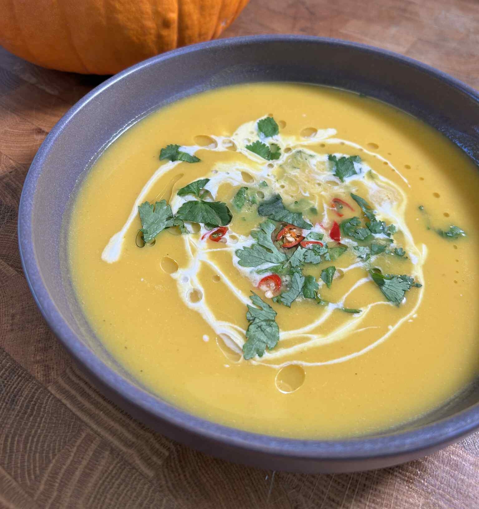 Potage à la citrouille, au lait de coco et à l’ail rôti