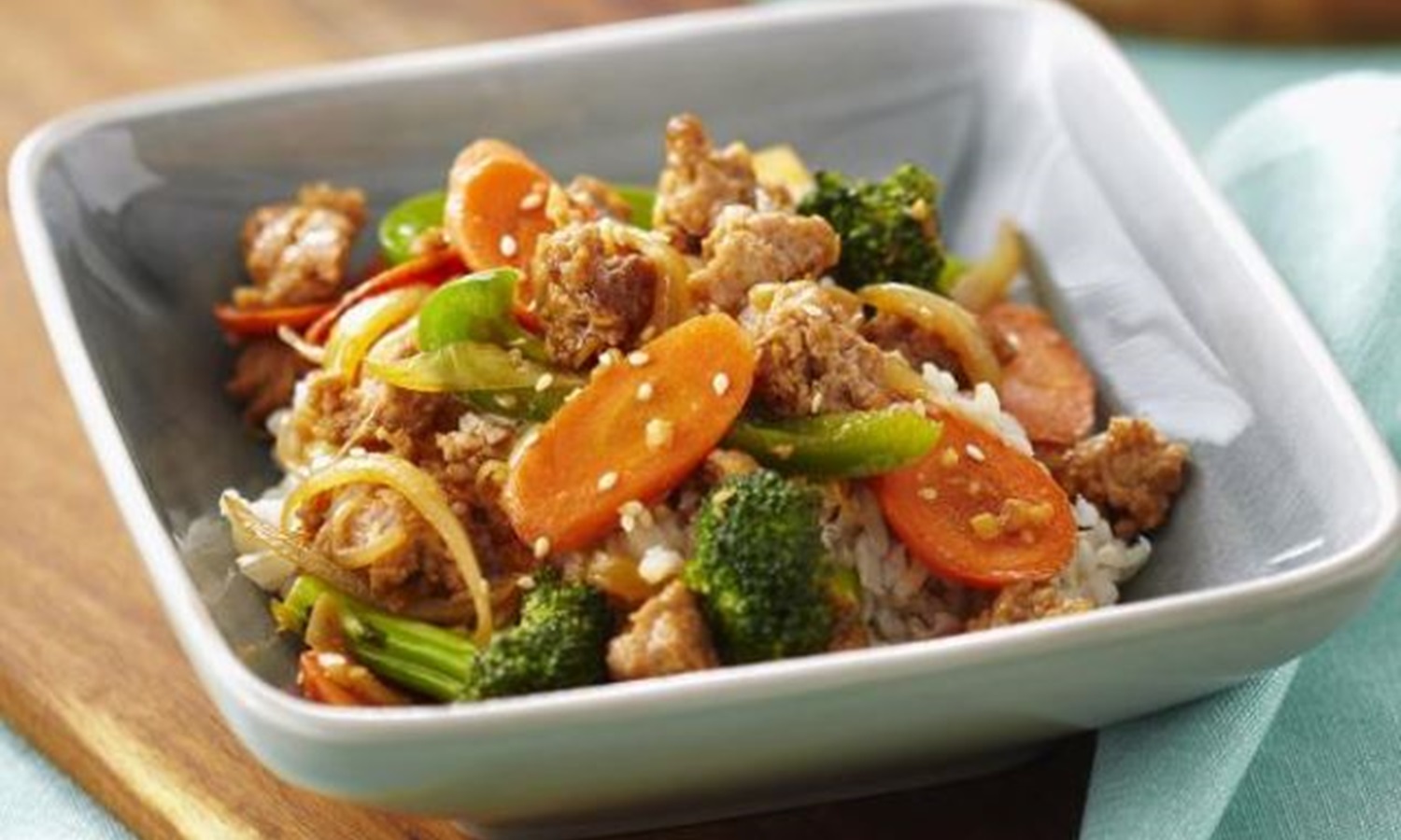 POULET HACHÉ SÉSAME FRIT À LA CHINOISE SUR RIZ BRUN