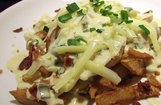 Poutine au Vieux Cheddar et aux Lardons Sauce Dijonnaise