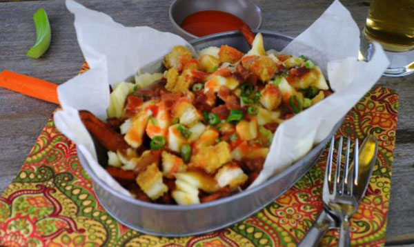 Poutine de Patates Douces et Poulet Épicée