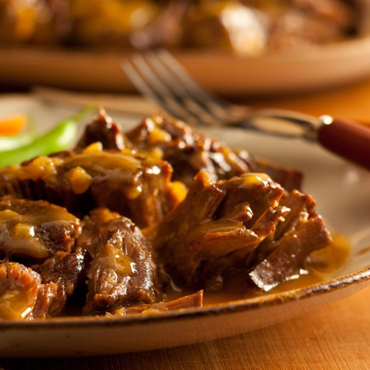 RÔTI DE PALETTE AU CHEDDAR AU PORTO ET OIGNONS CARAMÉLISÉS