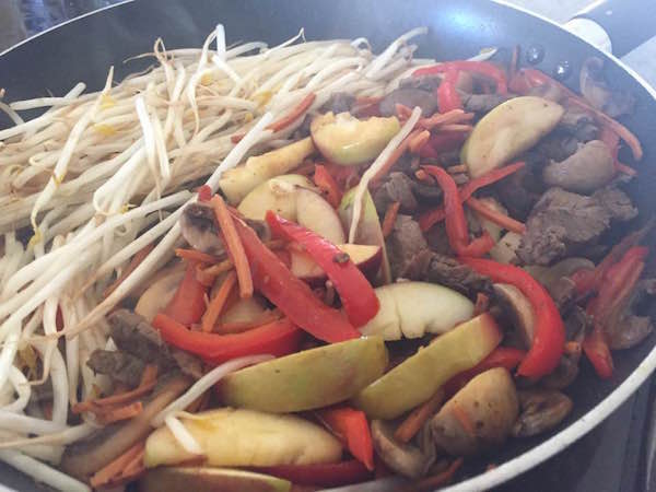 Fèves Germées et Légumes Sautés