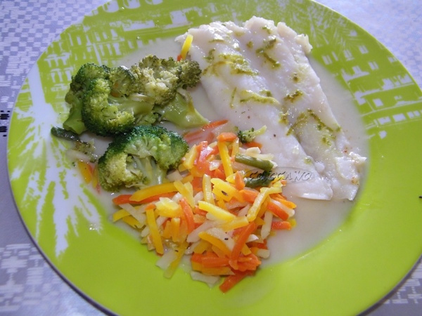 FILET DE POISSON AU CITRON VERT ET GINGEMBRE ET LEGUMES ASSORTIS
