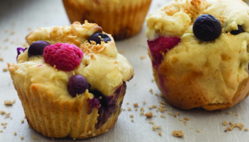 Muffins aux Petits Fruits, au Chocolat Blanc et à L’érable