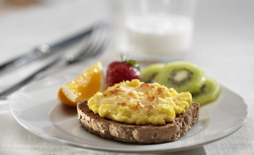 Œufs Brouillés et Fromage sur une Rôtie