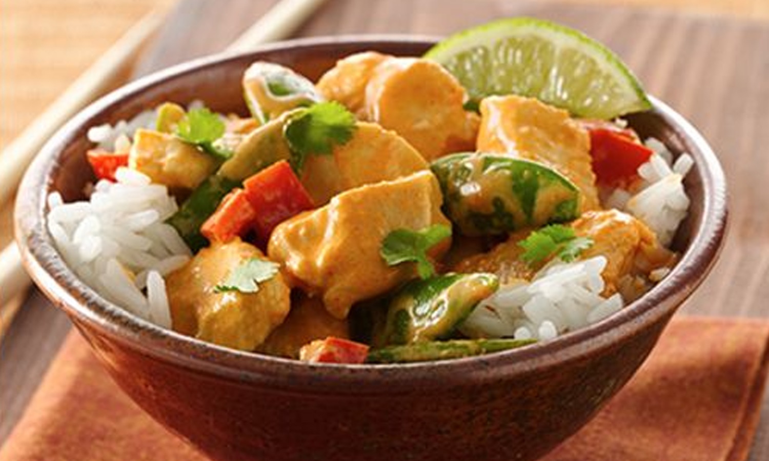 POULET AU CARI ROUGE THAÏLANDAIS ET À LA NOIX DE COCO