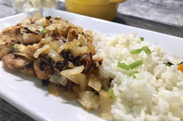 Riz au Poulet, Oignons Caramélisées et Poivrons