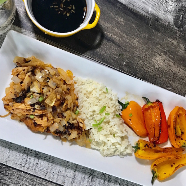 Riz au Poulet, Oignons Caramélisées et Poivrons