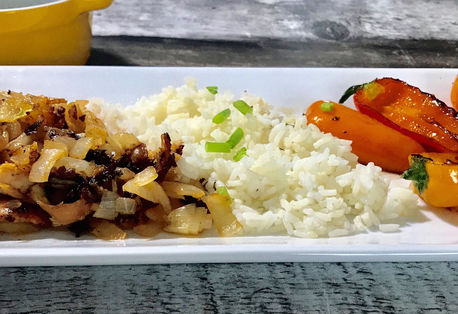 Riz au Poulet, Oignons Caramélisées et Poivrons