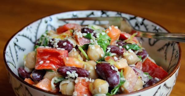 Salade de Légumineuses et Légumes Croquants au Tahini et au Citron